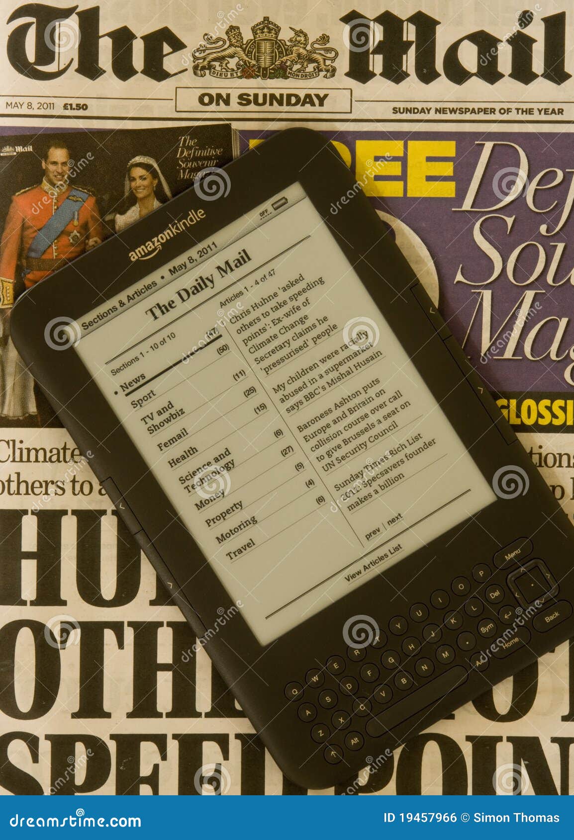 Il Giornale Sopra Accende Il E-Lettore Elettronico Fotografia ...