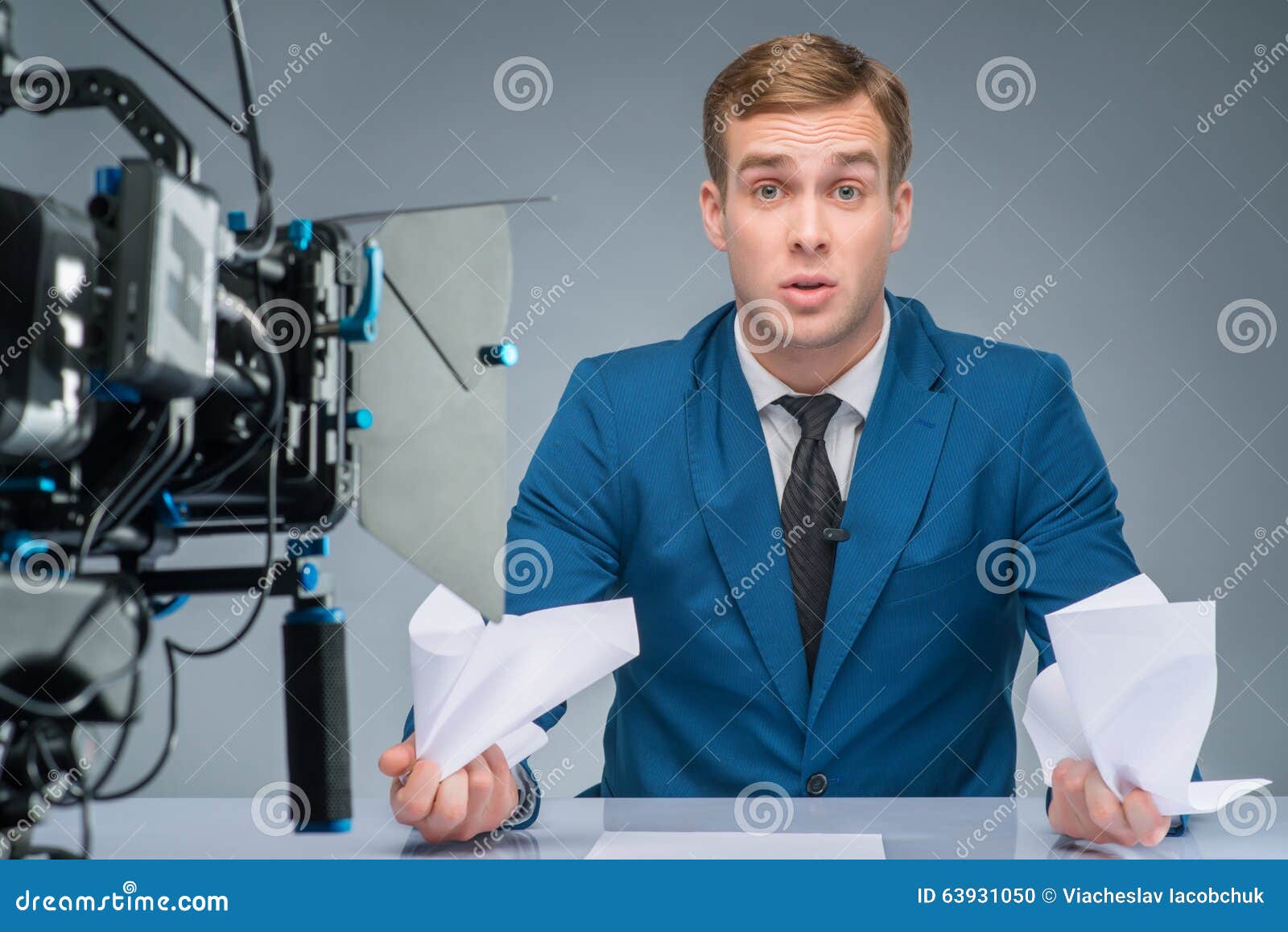 Il Giornalista Sembra Sottolineato Fotografia Stock - Immagine di ...