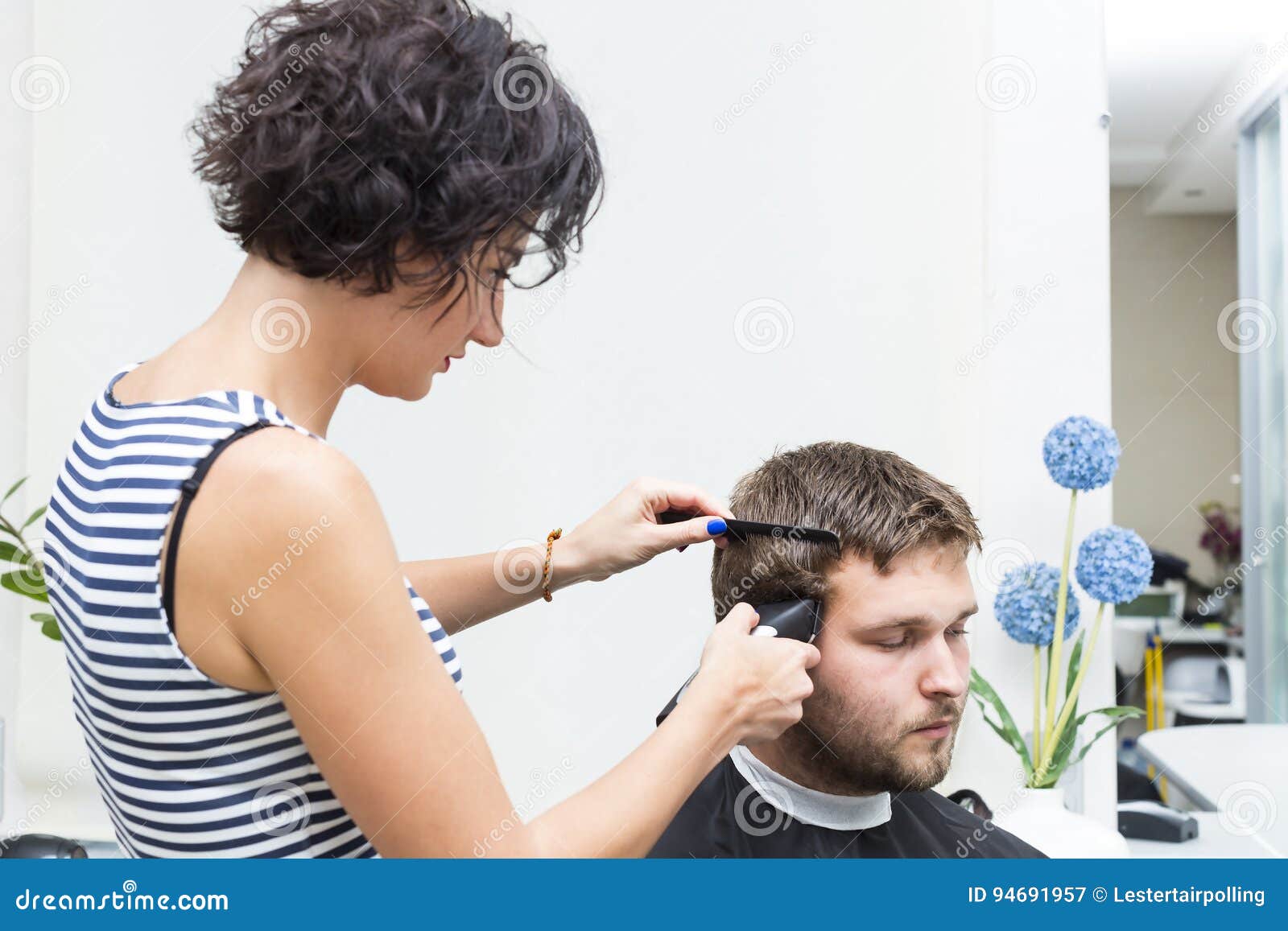 Il Giovane Al Salone Del Parrucchiere Immagine Stock - Immagine di ...
