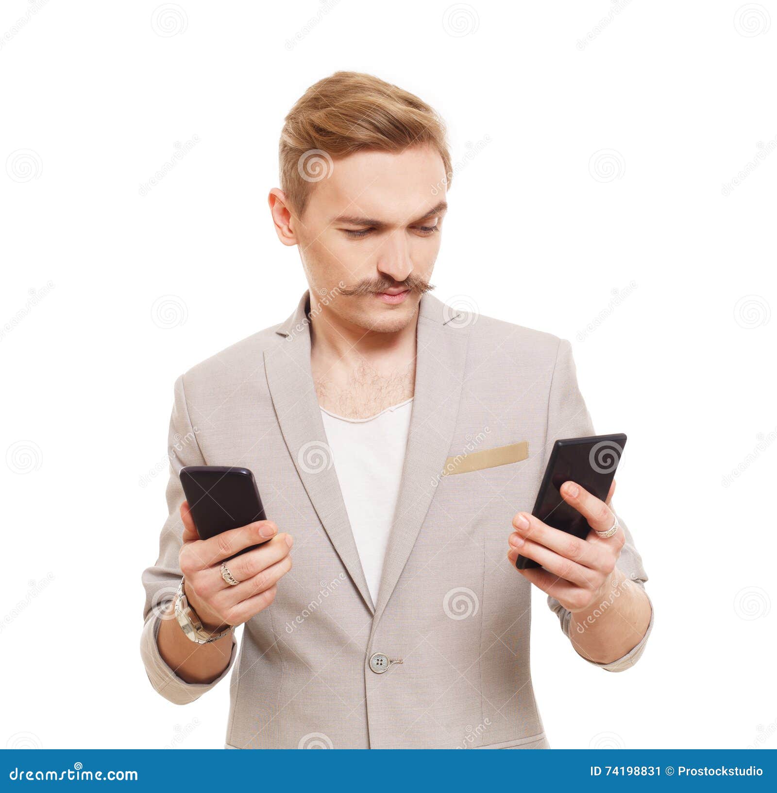 Il Giovane Che Tiene Due Telefoni Cellulari Opera La Scelta Immagine