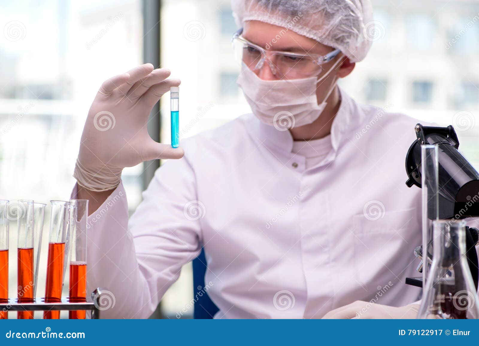 Il Giovane Chimico Che Lavora in Laboratorio Immagine Stock - Immagine ...