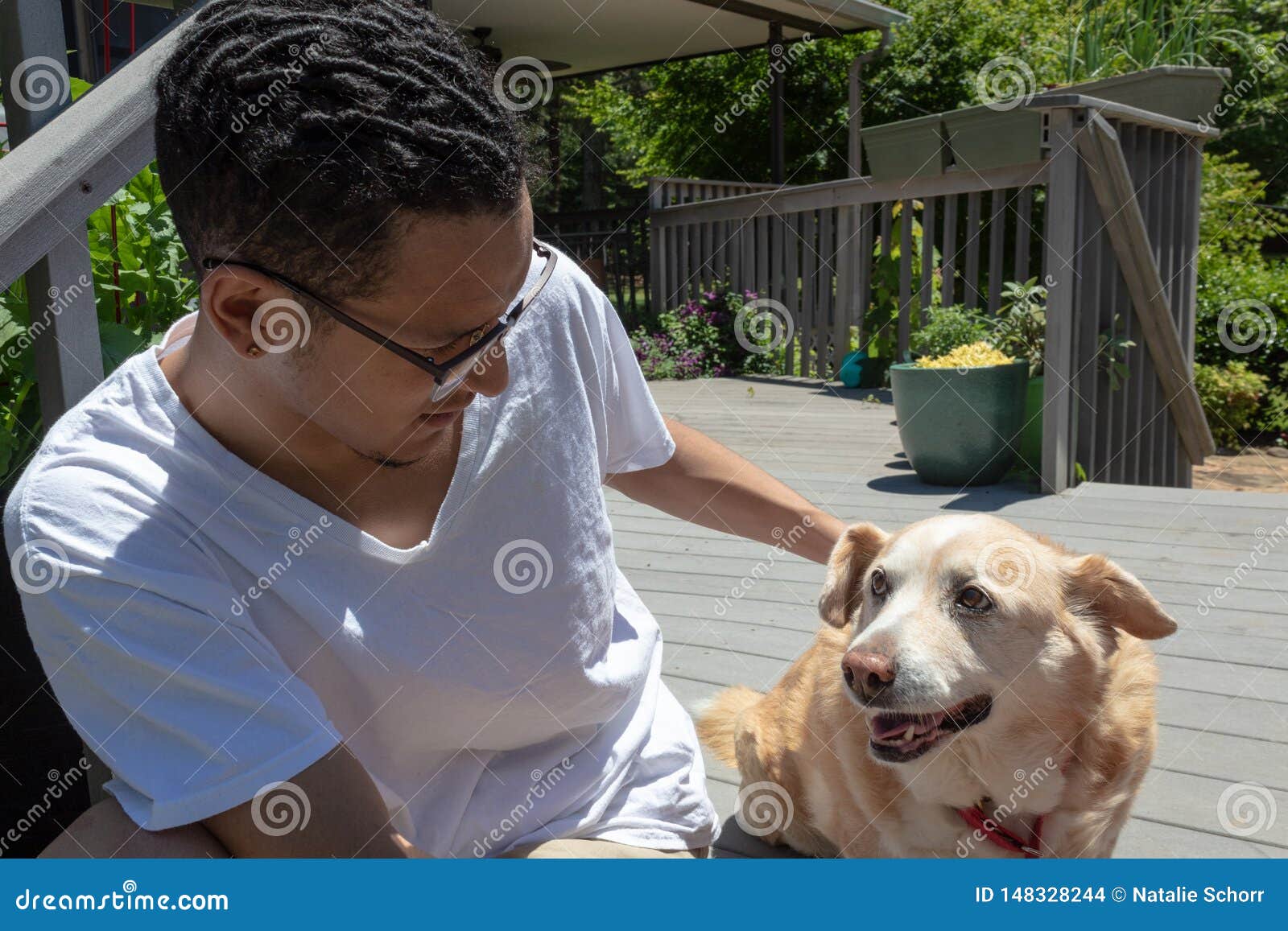 Il Giovane Con Breve Teme Sulle Coccole Residenziali Del Portico Un ... Il Giovane Con Breve Teme Sulle Coccole Residenziali Del Portico Un ...