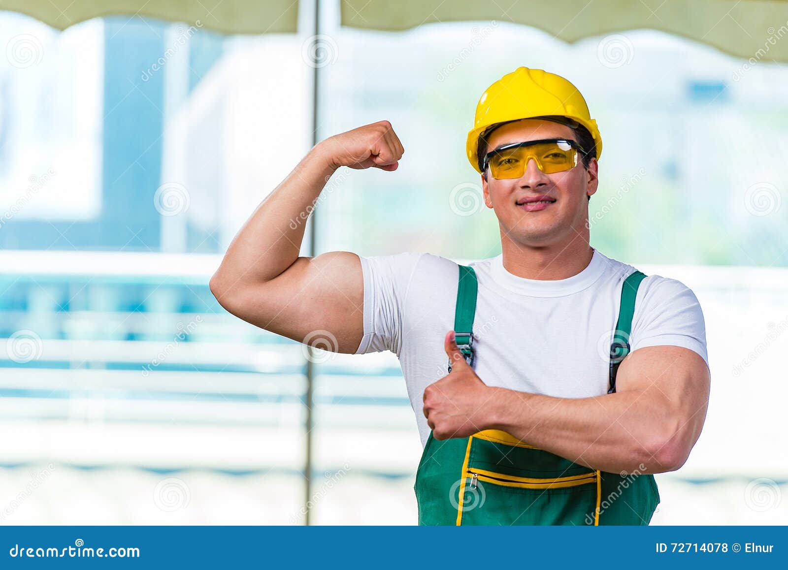 Il Giovane Muratore Che Lavora Al Sito Fotografia Stock - Immagine di ...