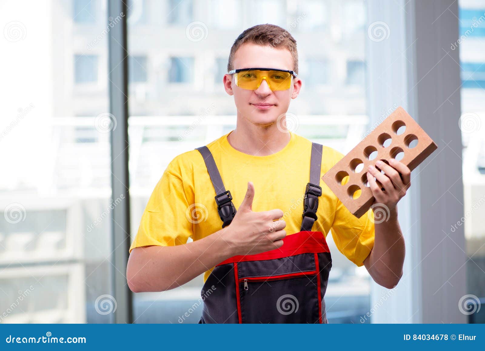 Il Giovane Muratore in Tute Gialle Fotografia Stock - Immagine di ...