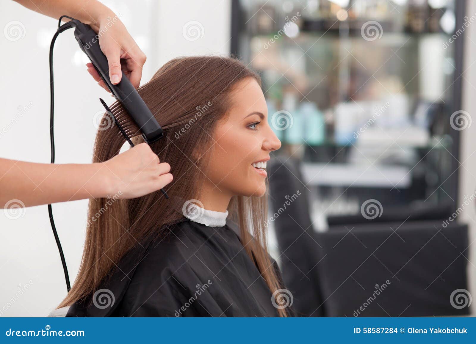 Il Giovane Parrucchiere Con Esperienza Sta Servendola Fotografia Stock ...