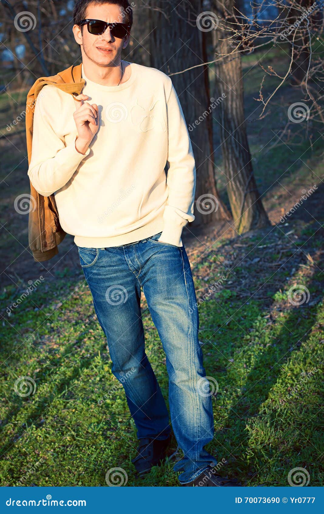 Il Giovane Ragazzo Alla Moda Cammina Nel Parco Fotografia Stock ...