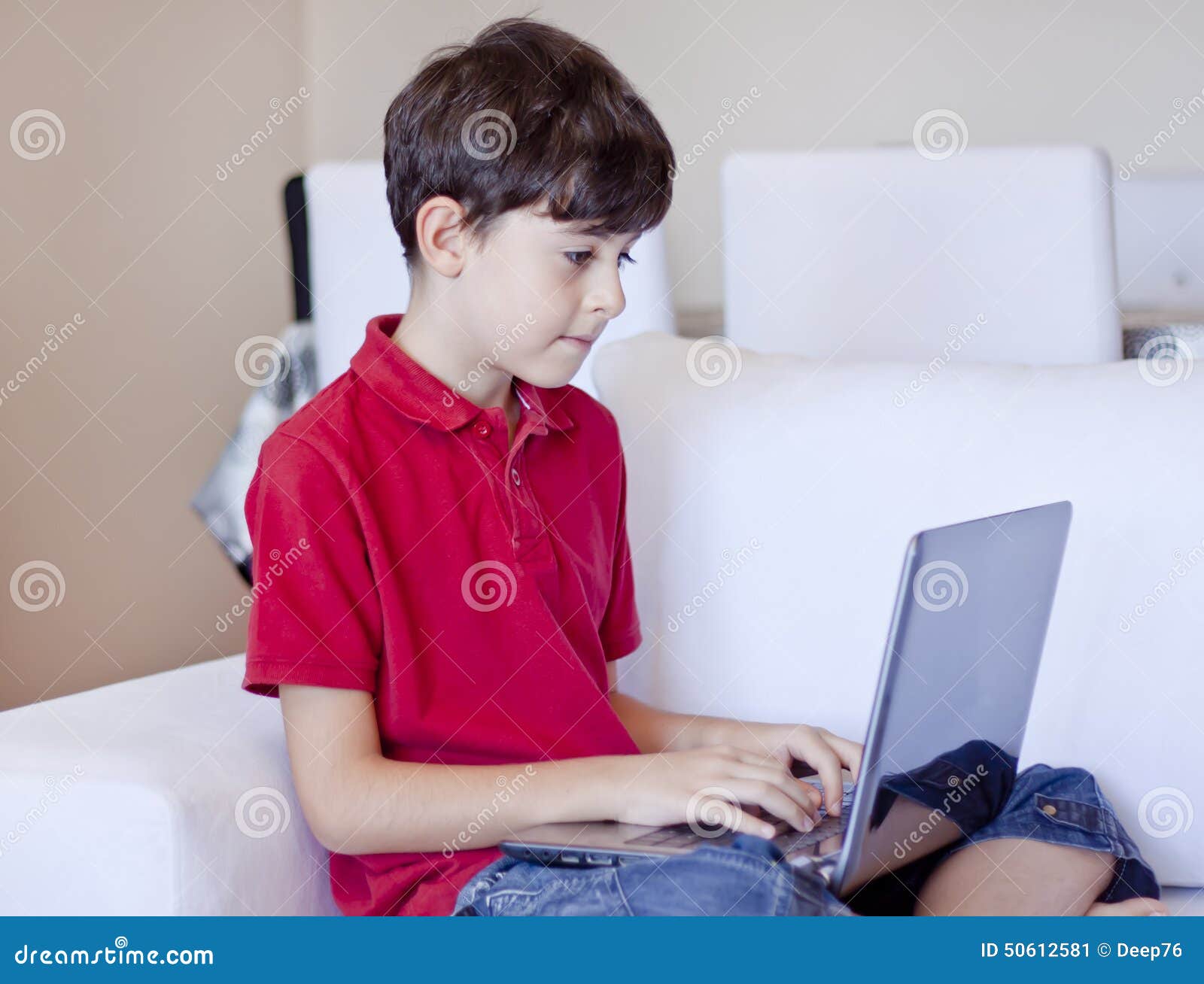 Il Giovane Ragazzo Sta Utilizzando Il Computer Immagine Stock ...