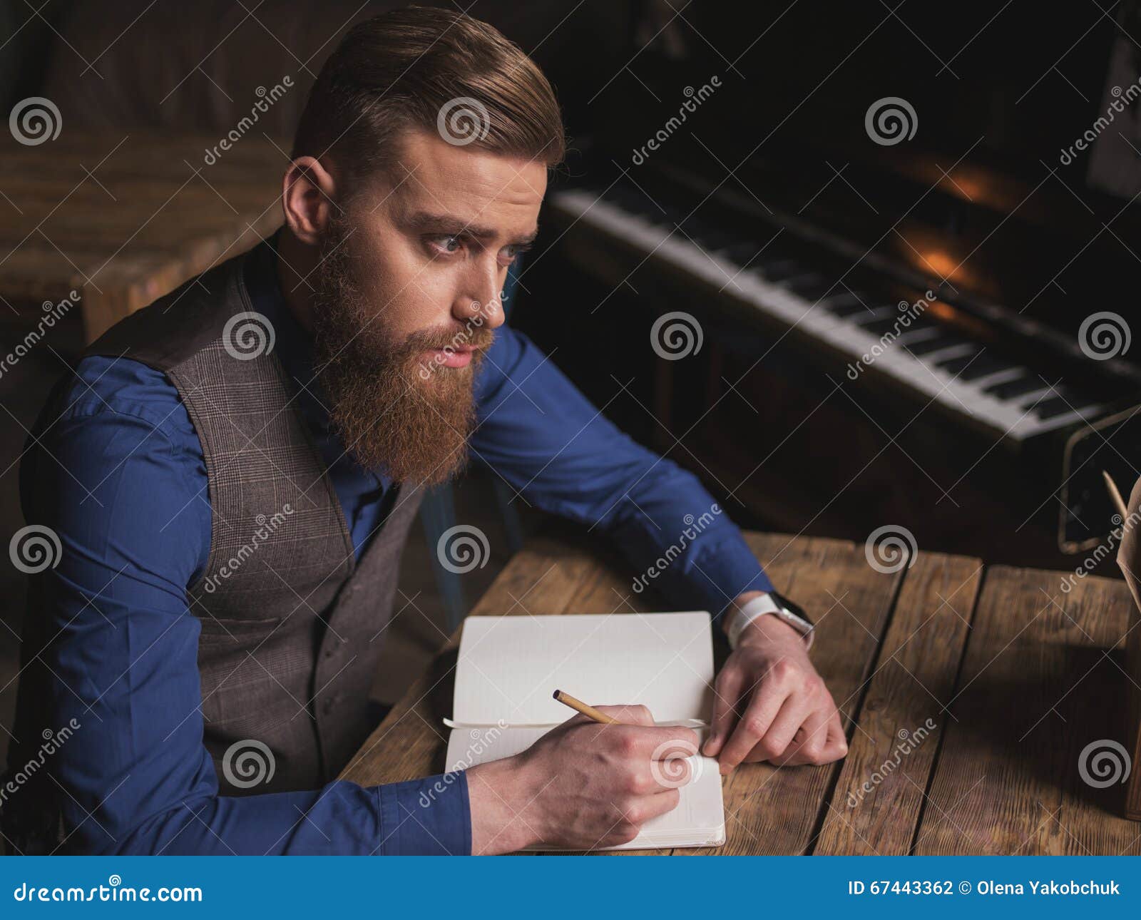 Il Giovane Scrittore Bello Sta Scrivendo Un Libro Fotografia Stock ...