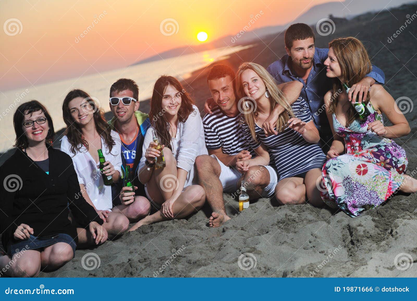Il Gruppo Di Giovani Gode Di Alla Spiaggia Fotografia Stock - Immagine ...