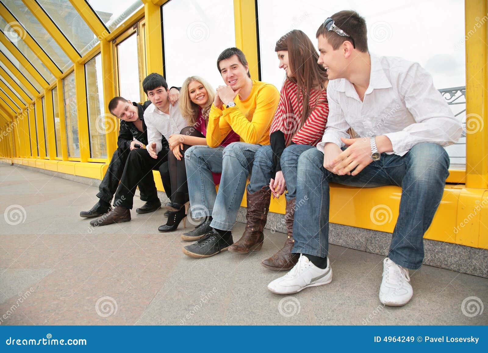 Il Gruppo Di Giovani Si Siede Sulla Passerella Immagine Stock ...