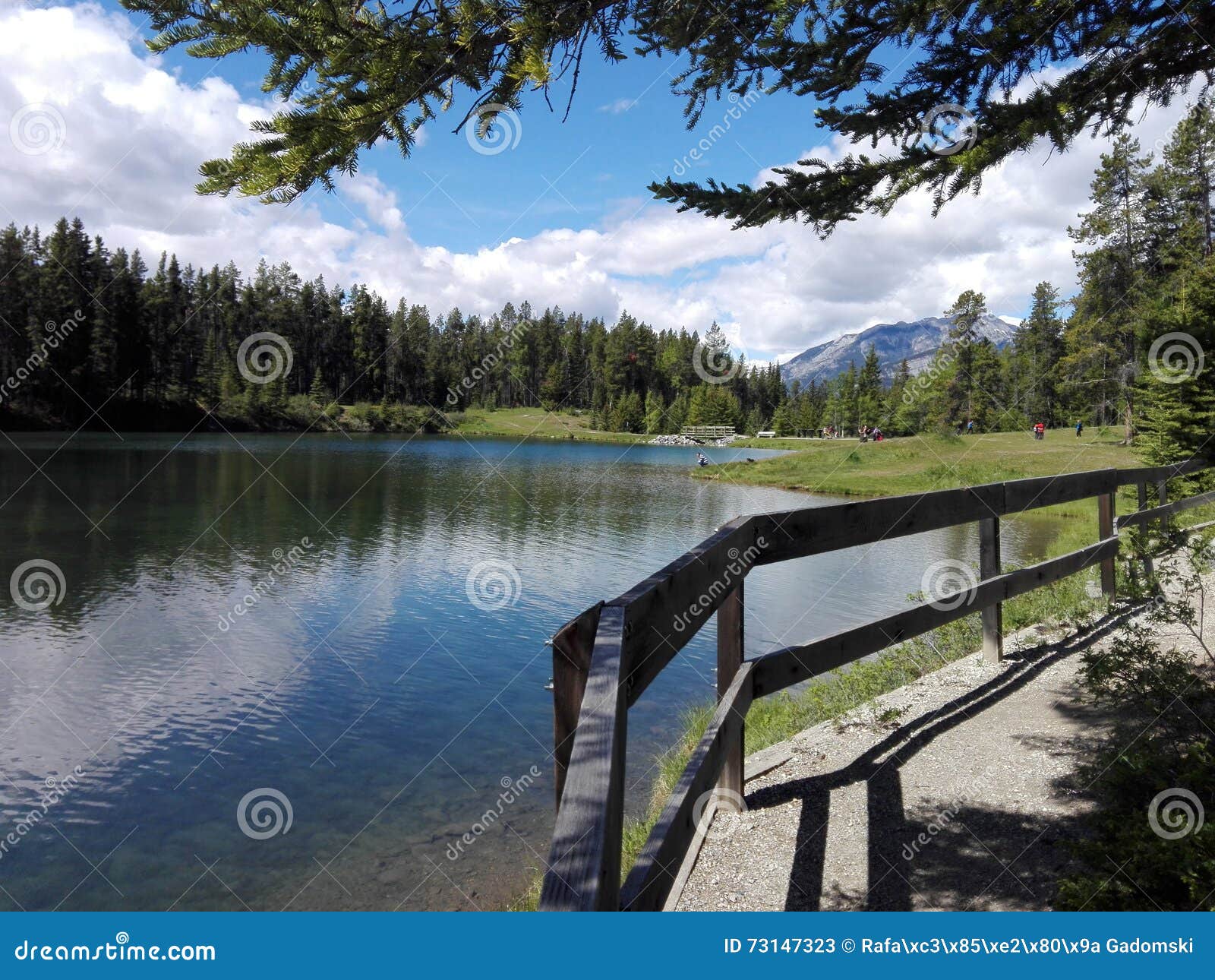 Il Lago Two Jack, Alberta, Canada Immagine Stock - Immagine di montagne ...