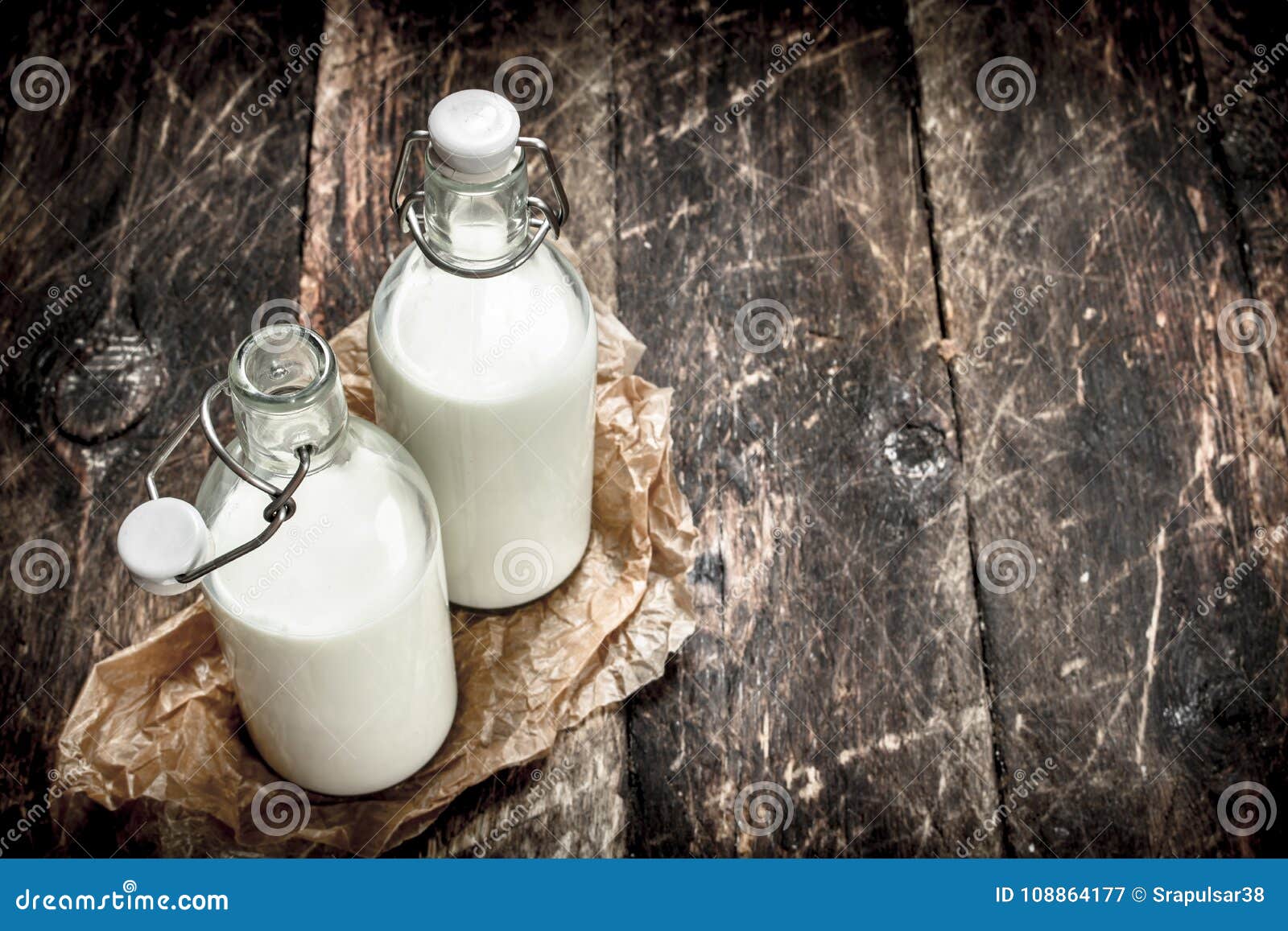 Il Latte Della Mucca Fresco Immagine Stock - Immagine di liquido ...