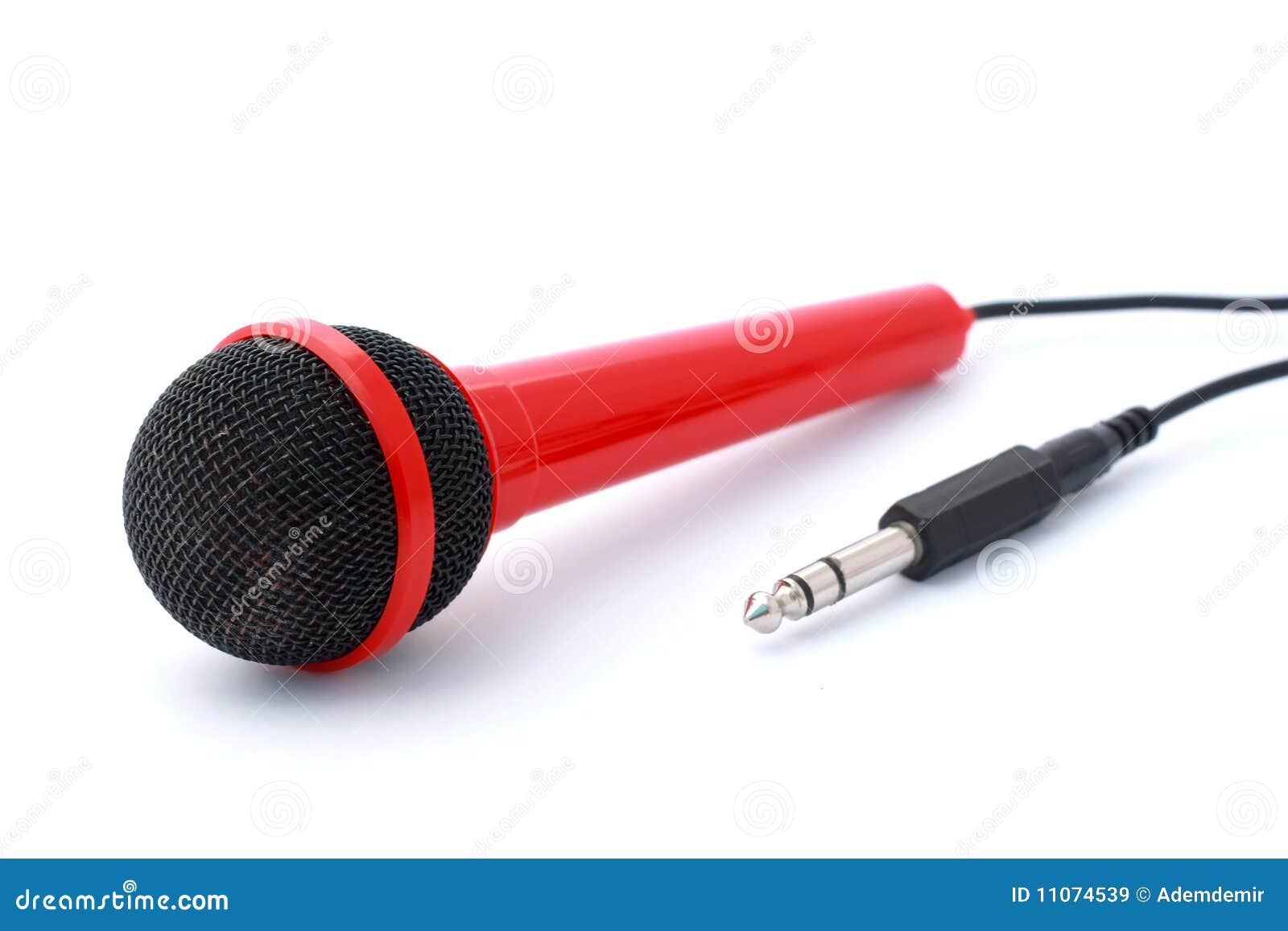 Il Microfono Rosso Con La Spina Ed Il Cavo Ha Isolato Immagine Stock ...