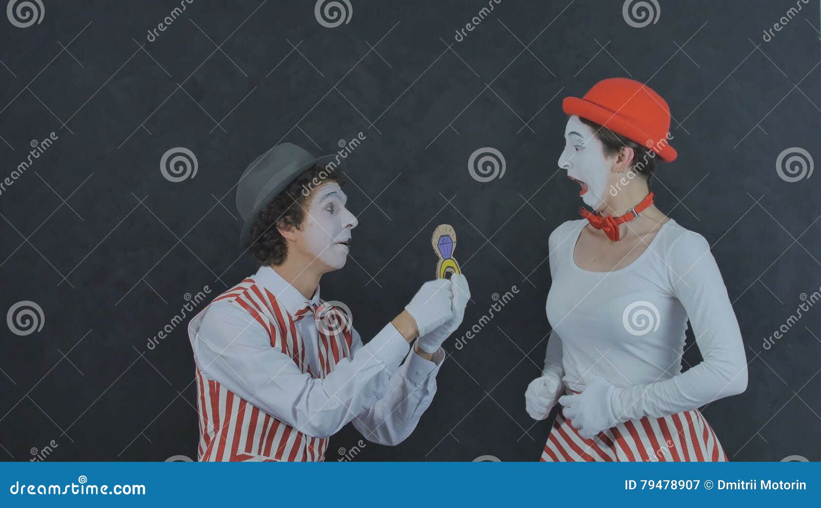 Il Mimo Presenta Una Proposta Del Matrimonio Immagine Stock - Immagine ...