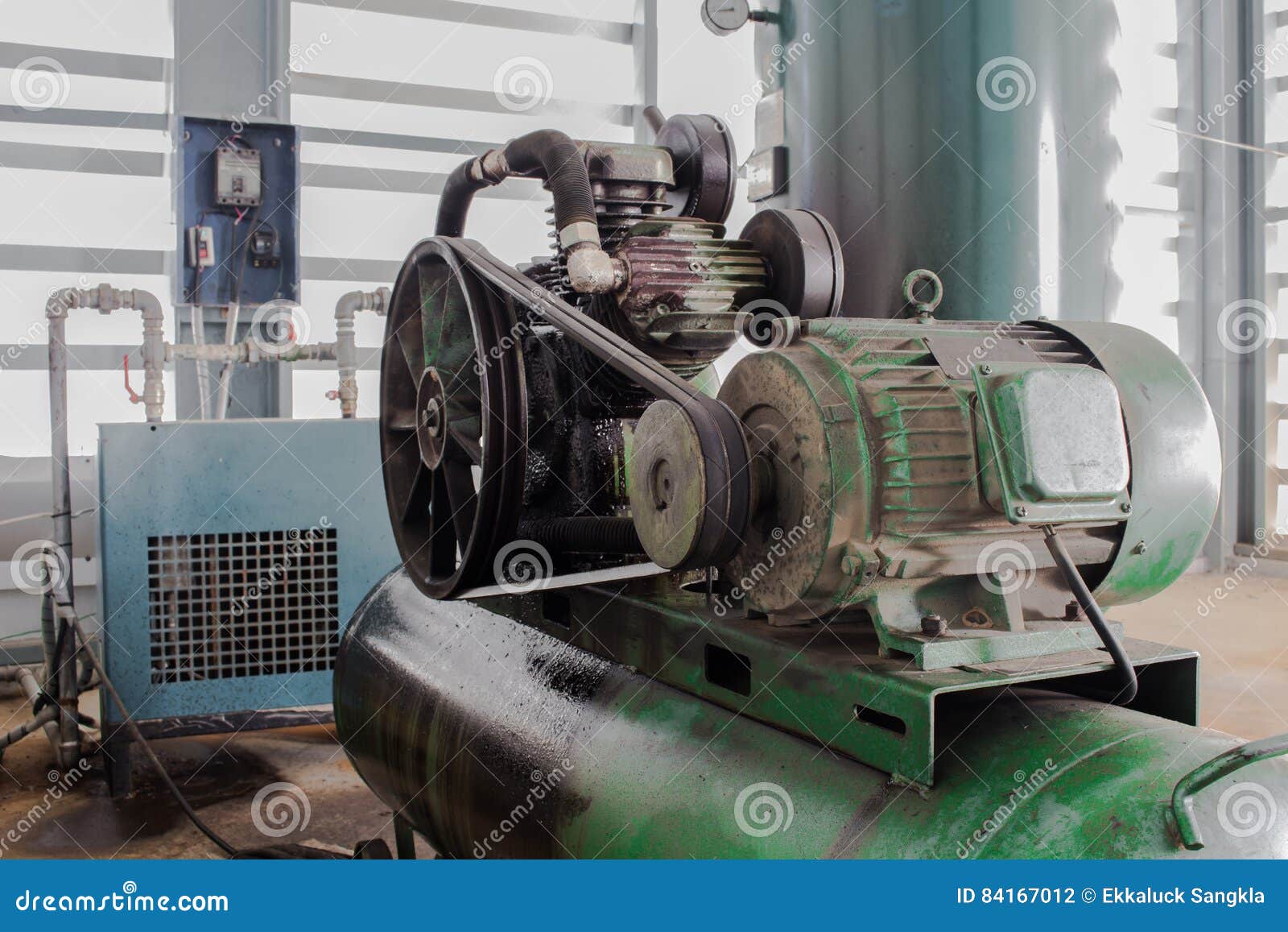 Il Motore E La Puleggia Sul Compressore D'aria Fotografia Stock ...