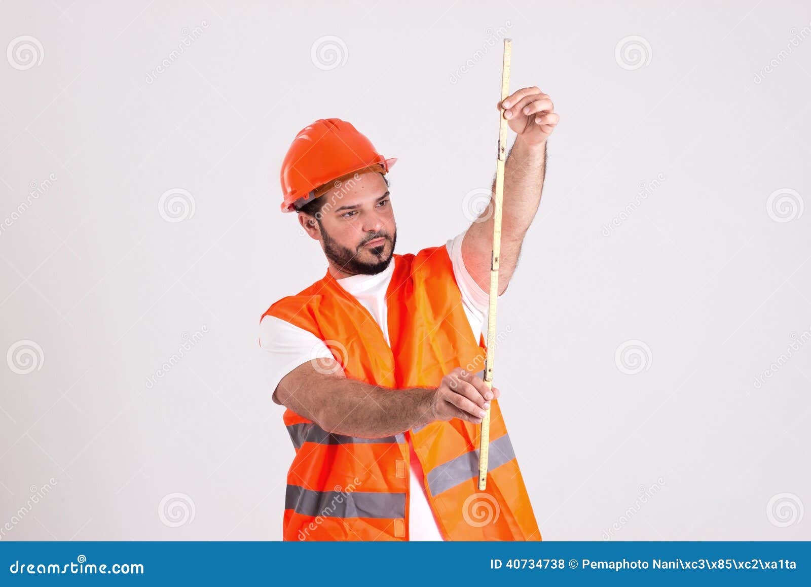 Il Muratore Nel Casco Di Sicurezza Sta Misurando Con Il Metro ...