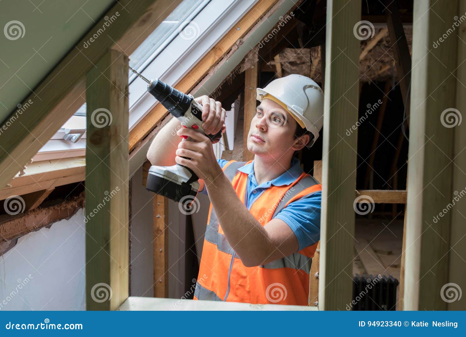 Il Muratore Using Drill To Installa La Finestra Della Sostituzione ...
