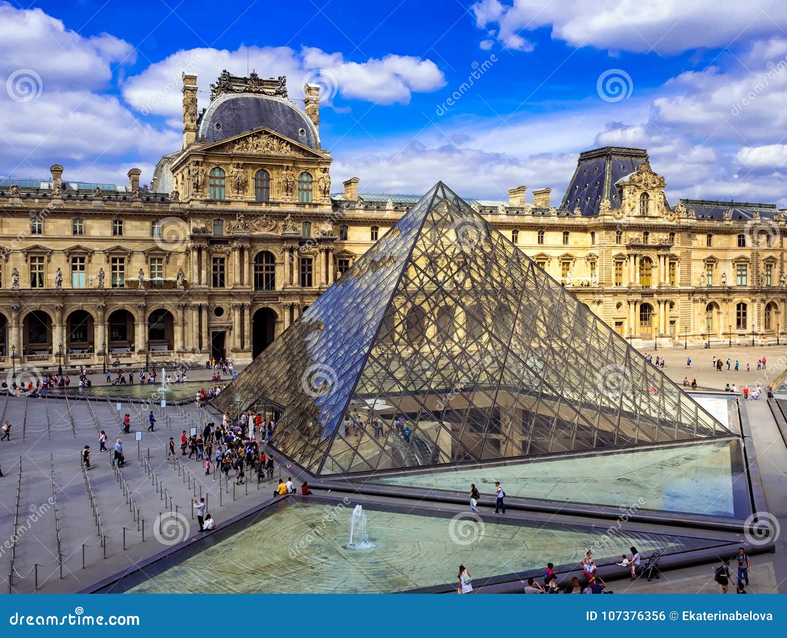 Il Museo Del Louvre E La Piramide Del Louvre a Parigi Fotografia ...