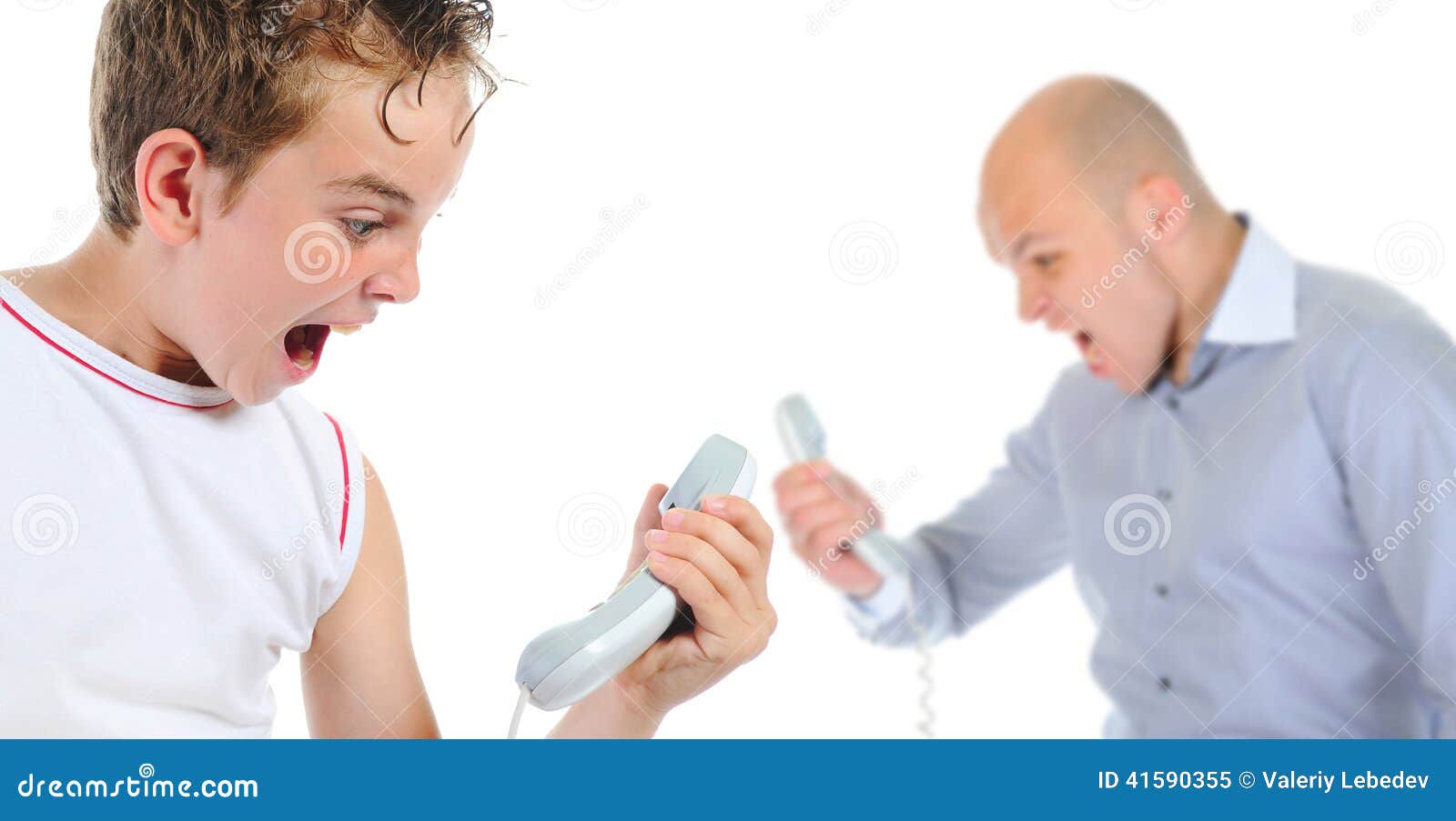 Il Padre Ed Il Figlio Sta Discutendo Mentre Discutere a Fondo Immagine ... Il Padre Ed Il Figlio Sta Discutendo Mentre Discutere a Fondo Immagine ...