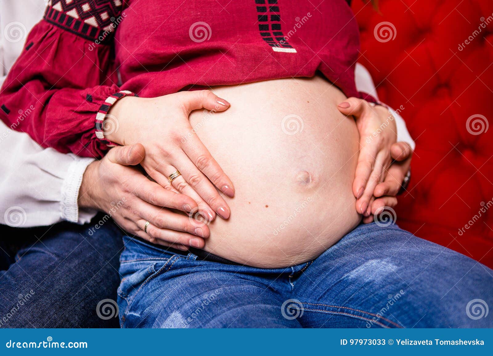 Il Padre Tiene La Sua Moglie Incinta Dalla Mano Primo Piano Immagine ... Il Padre Tiene La Sua Moglie Incinta Dalla Mano Primo Piano Immagine ...