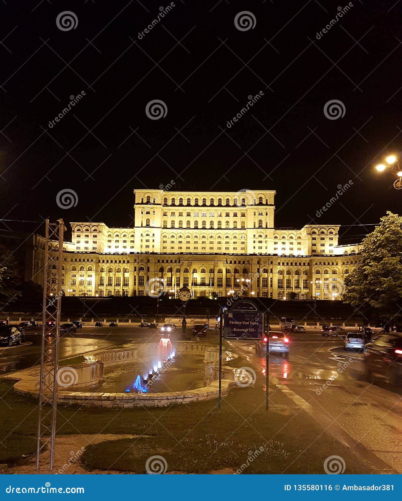 Il Palazzo Del Parlamento Alla Notte, Bucarest, Romania Fotografia ...