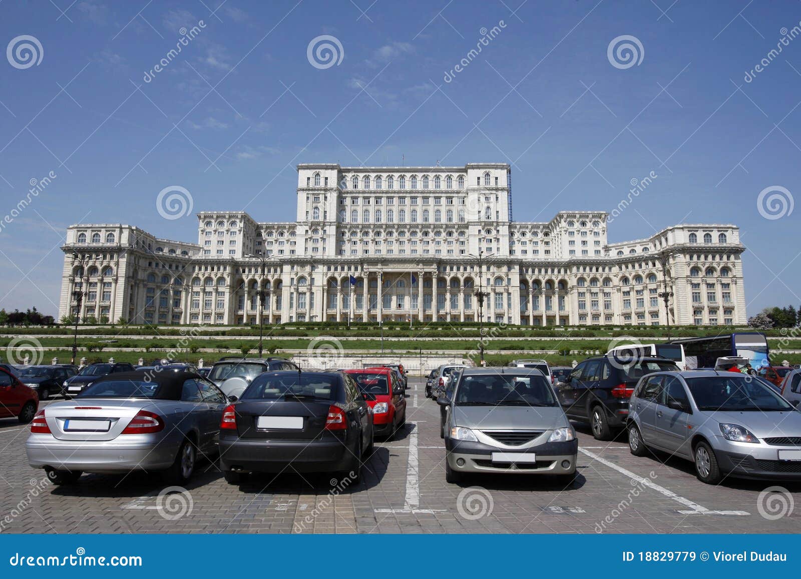 Il Parlamento rumeno immagine stock. Immagine di enorme - 18829779