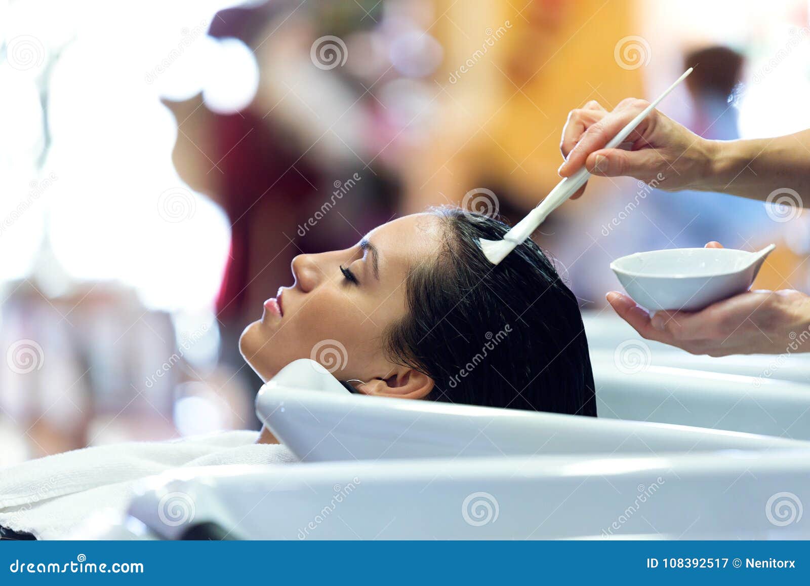 Il Parrucchiere Che Applica Trattamento Dei Capelli Per Il Cliente in ...