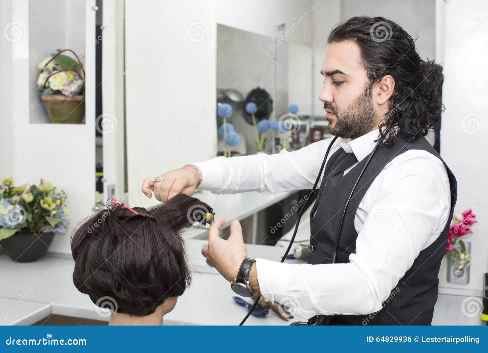 Il Parrucchiere Fa L'acconciatura Fotografia Stock - Immagine di ...