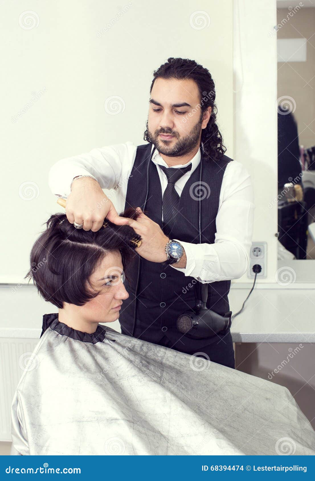 Il Parrucchiere Fa L'acconciatura Fotografia Stock - Immagine di ...