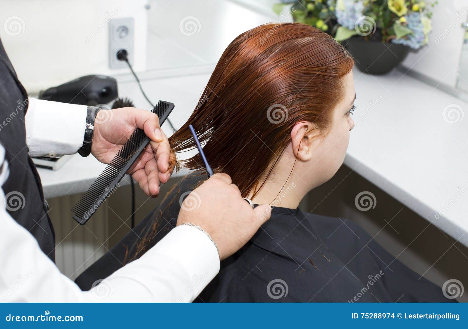 Il Parrucchiere Fa L'acconciatura Fotografia Stock - Immagine di faccia ...