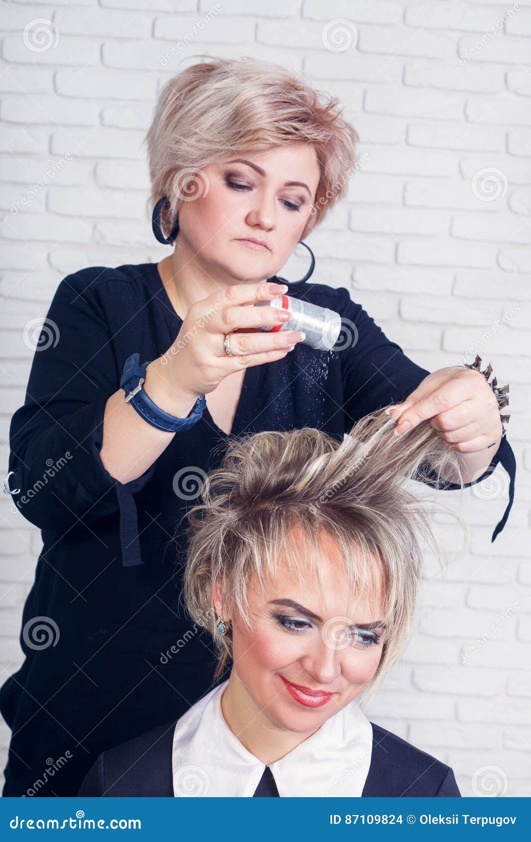 Il Parrucchiere Fa L'acconciatura Fotografia Stock - Immagine di ...