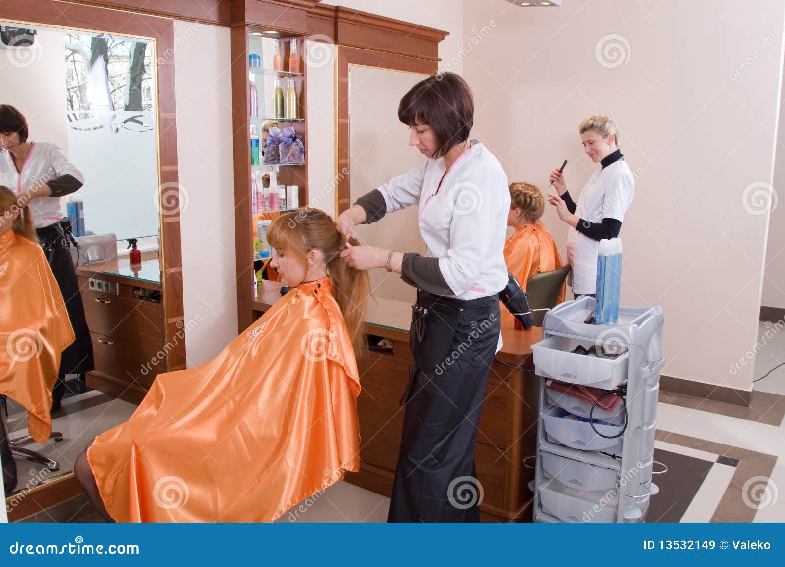 Il Parrucchiere Fa Un Copricapo Immagine Stock - Immagine di eleganza ...