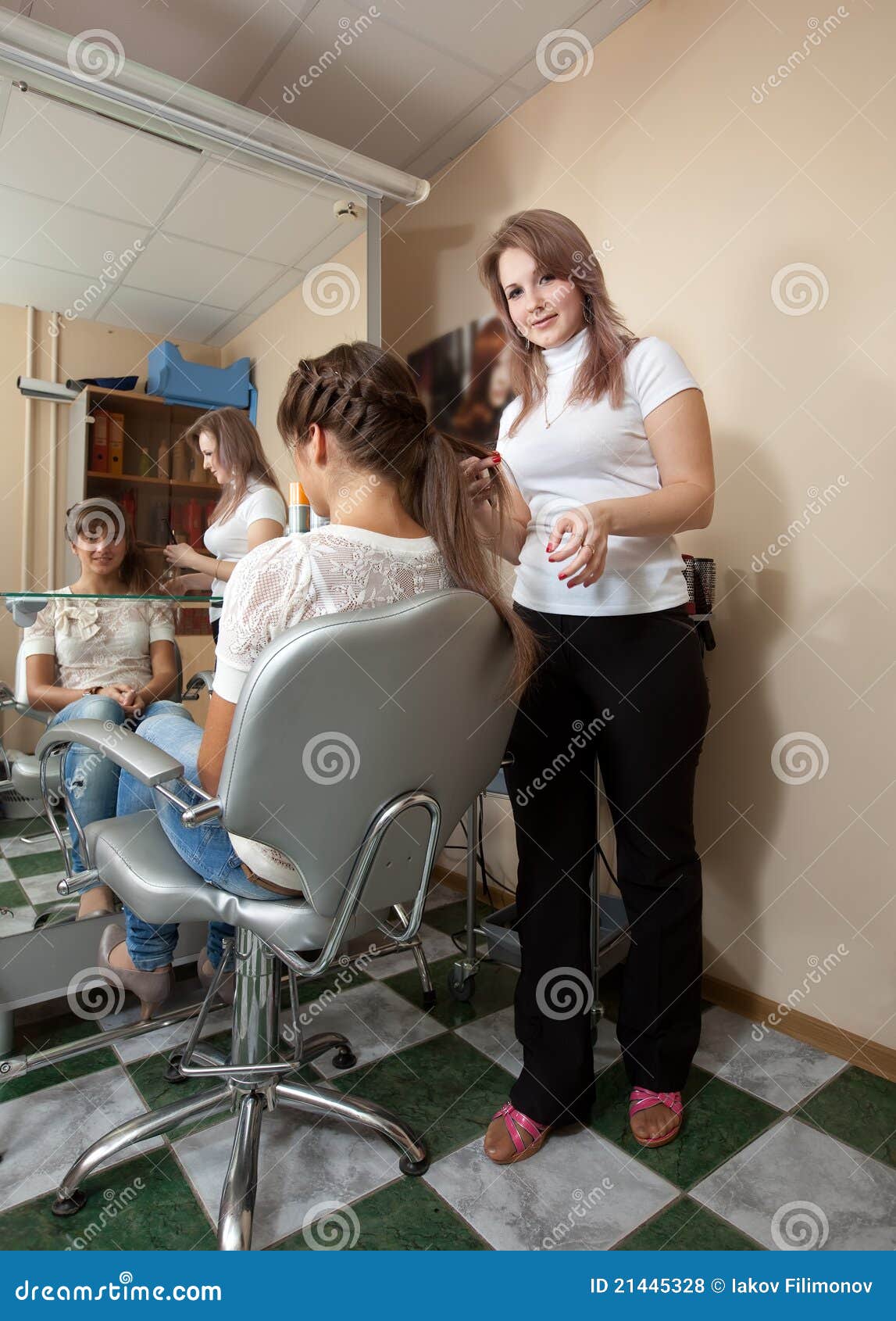 Il Parrucchiere Lavora a Capelli in Salone Fotografia Stock - Immagine ...