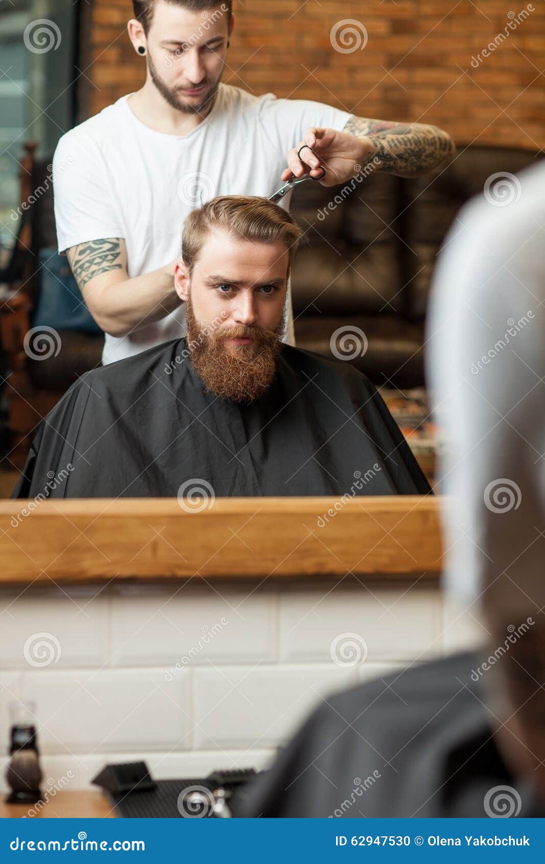 Il Parrucchiere Maschio Abile Sta Servendo Il Suo Cliente Fotografia ...