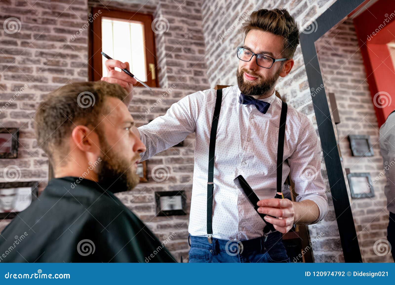 Il Parrucchiere Regola I Capelli Un Cliente Con Un Pettine Fotografia ...