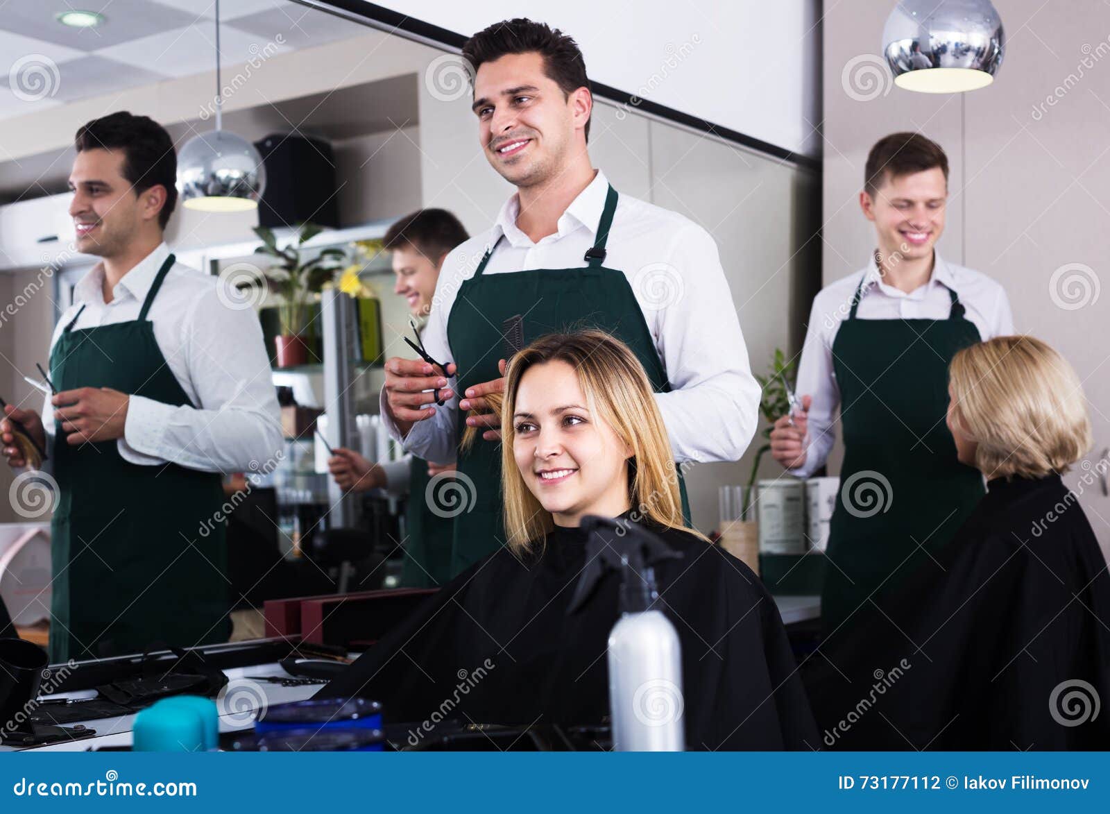 Il Parrucchiere Taglia I Capelli Al Salone Fotografia Stock - Immagine ...
