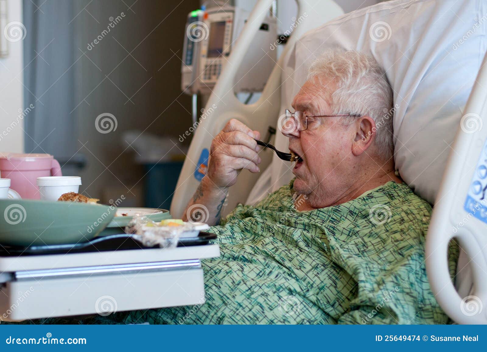 Il Paziente Ricoverato Maschio Anziano Mangia Il Pranzo Fotografia ... Il Paziente Ricoverato Maschio Anziano Mangia Il Pranzo Fotografia ...