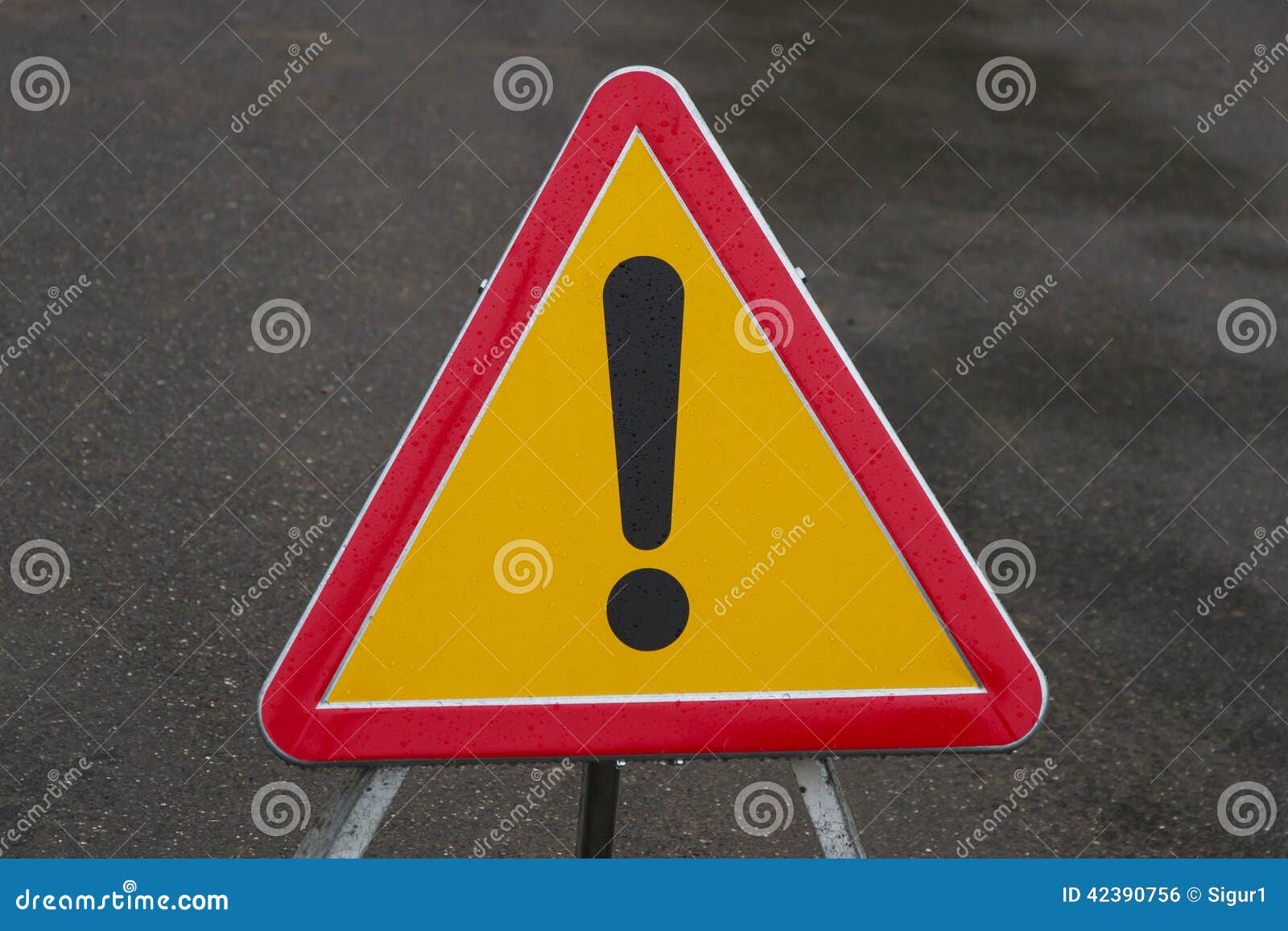 Il Pericolo Del Segnale Stradale Indefinito Fotografia Stock - Immagine ...