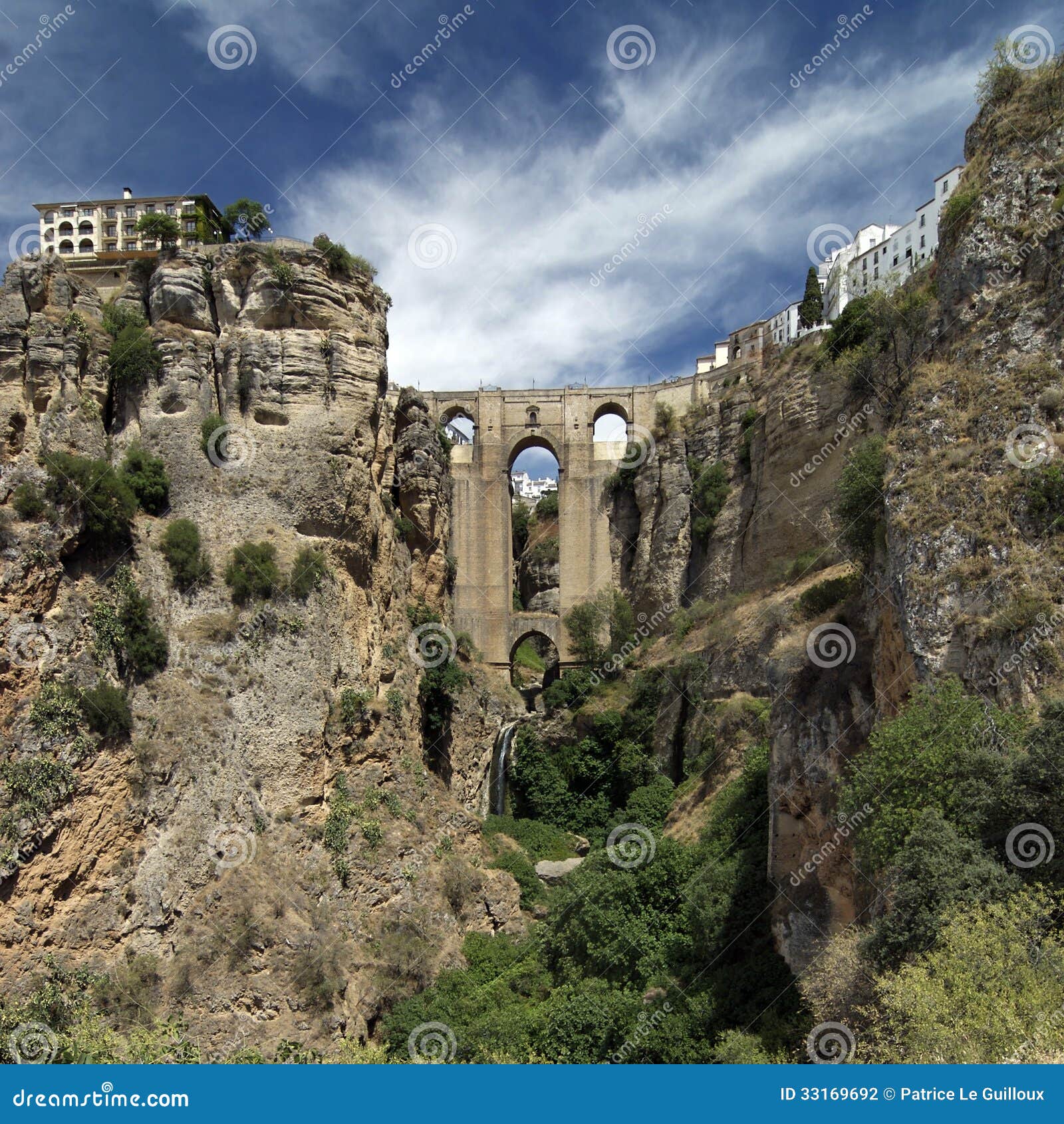 Il ponte di Ronda, Spagna fotografia stock. Immagine di ronda - 33169692