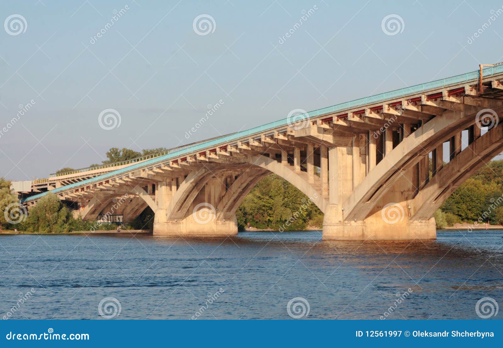 Il ponticello immagine stock. Immagine di cielo, concreto - 12561997