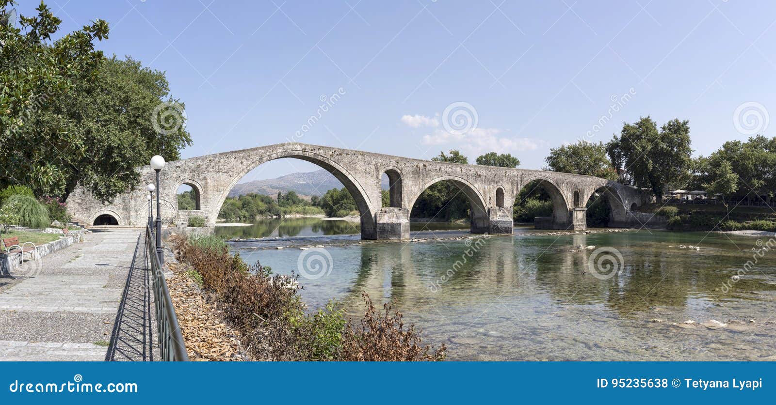 Il ponticello antico fotografia stock. Immagine di montagna - 95235638