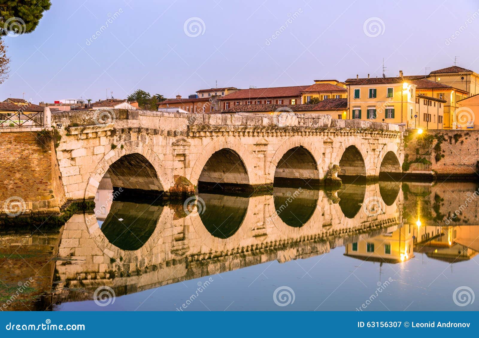 Il Ponticello Di Tiberius a Rimini Immagine Stock - Immagine di prato ...