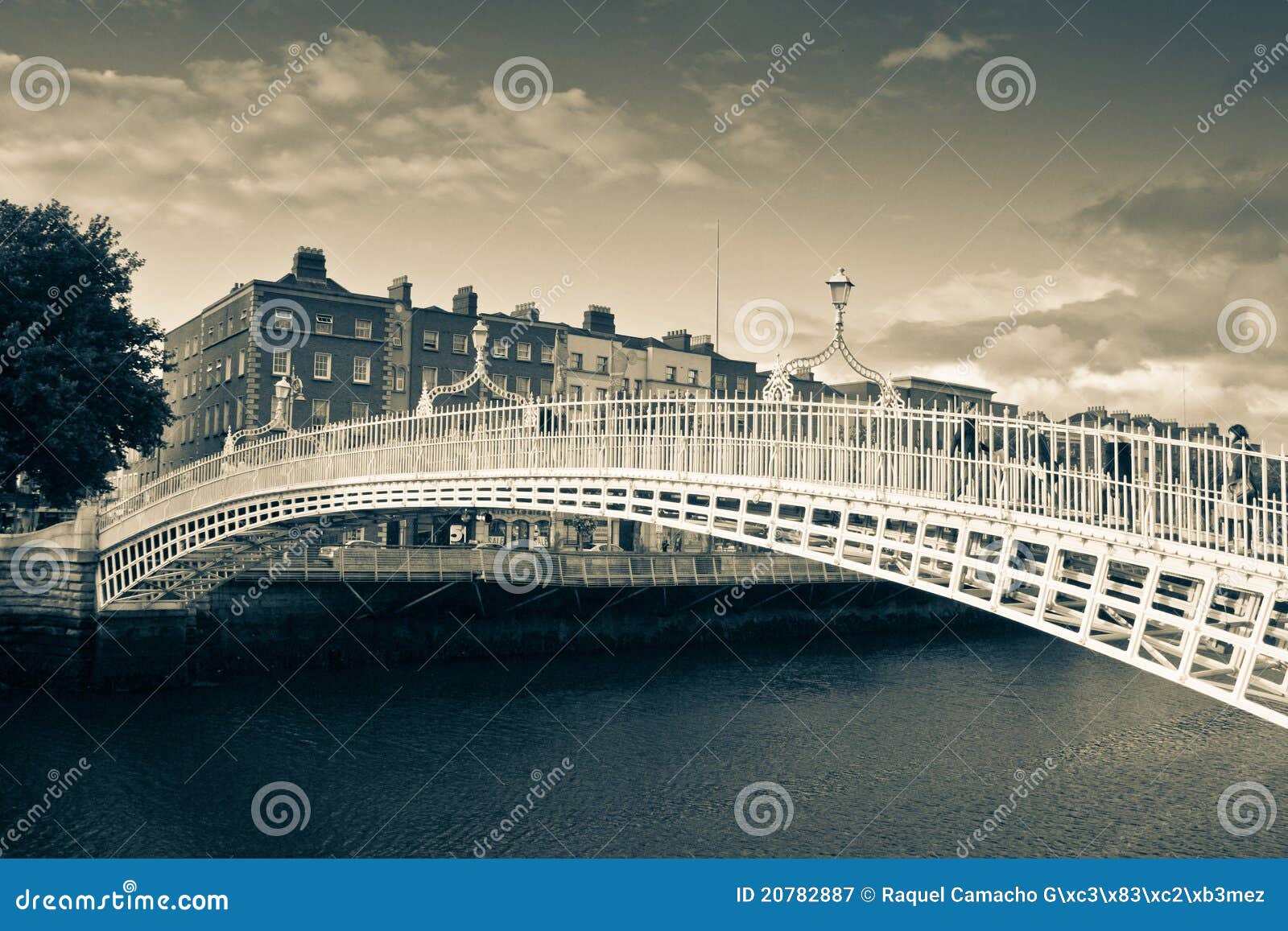 Il Ponticello Mezzo Del Penny Immagine Stock - Immagine di mezzo, fiume ...