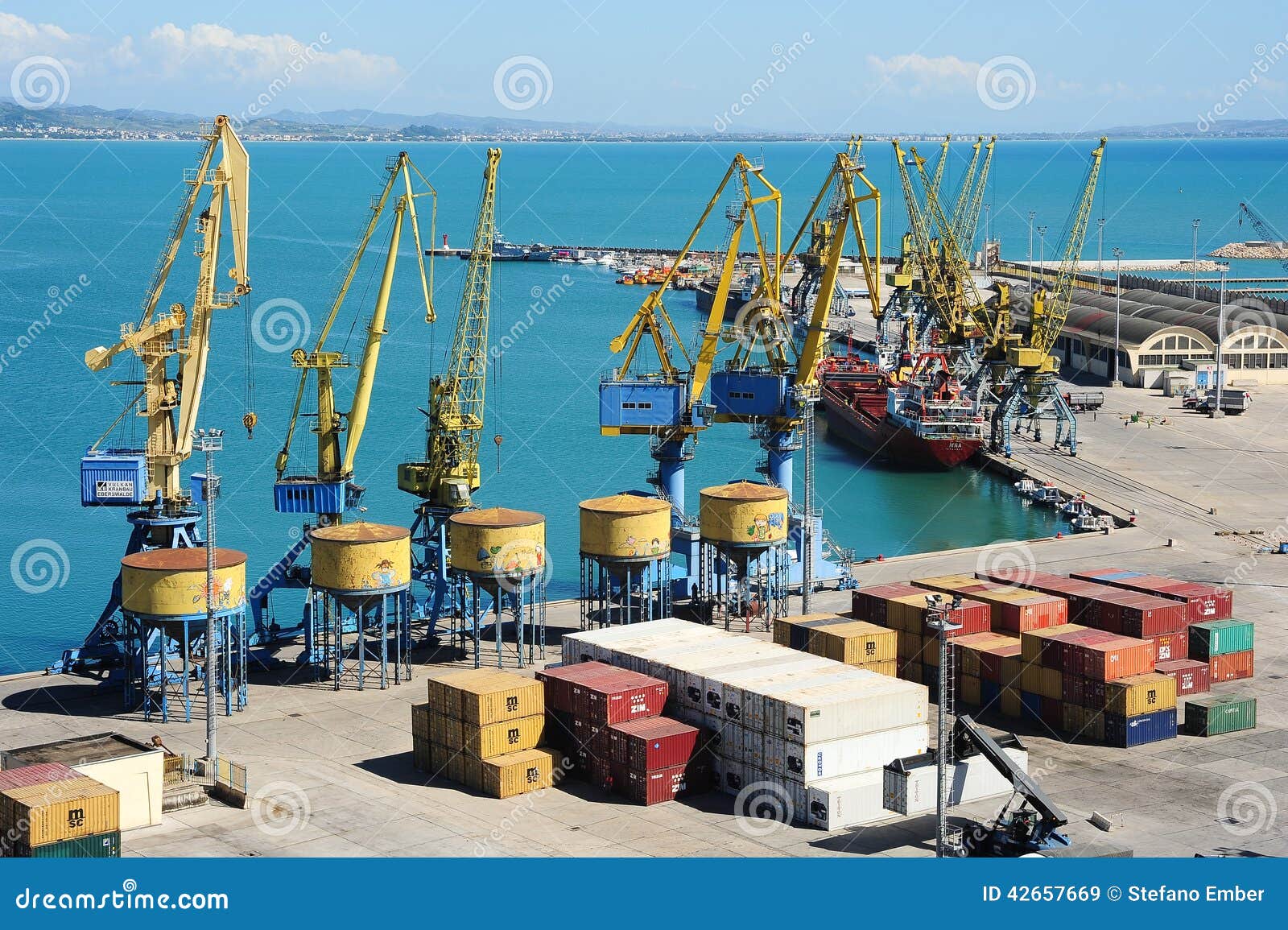 Il Porto Commerciale Di Durres Immagine Stock Editoriale - Immagine di ...