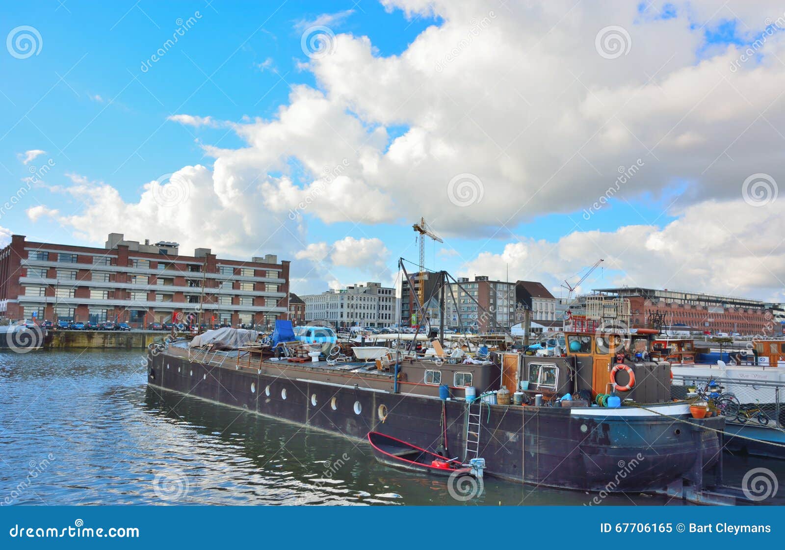 Il Porto Dimenticato a Gand, Barche Viventi E Fabbriche Immagine ... Il Porto Dimenticato a Gand, Barche Viventi E Fabbriche Immagine ...