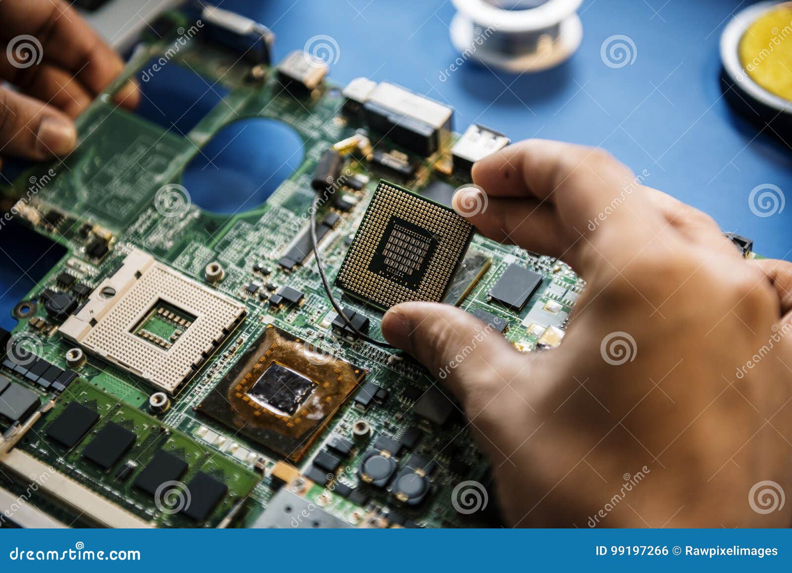 Il Primo Piano Delle Mani Con Elettronica Del Microprocessore Di ...