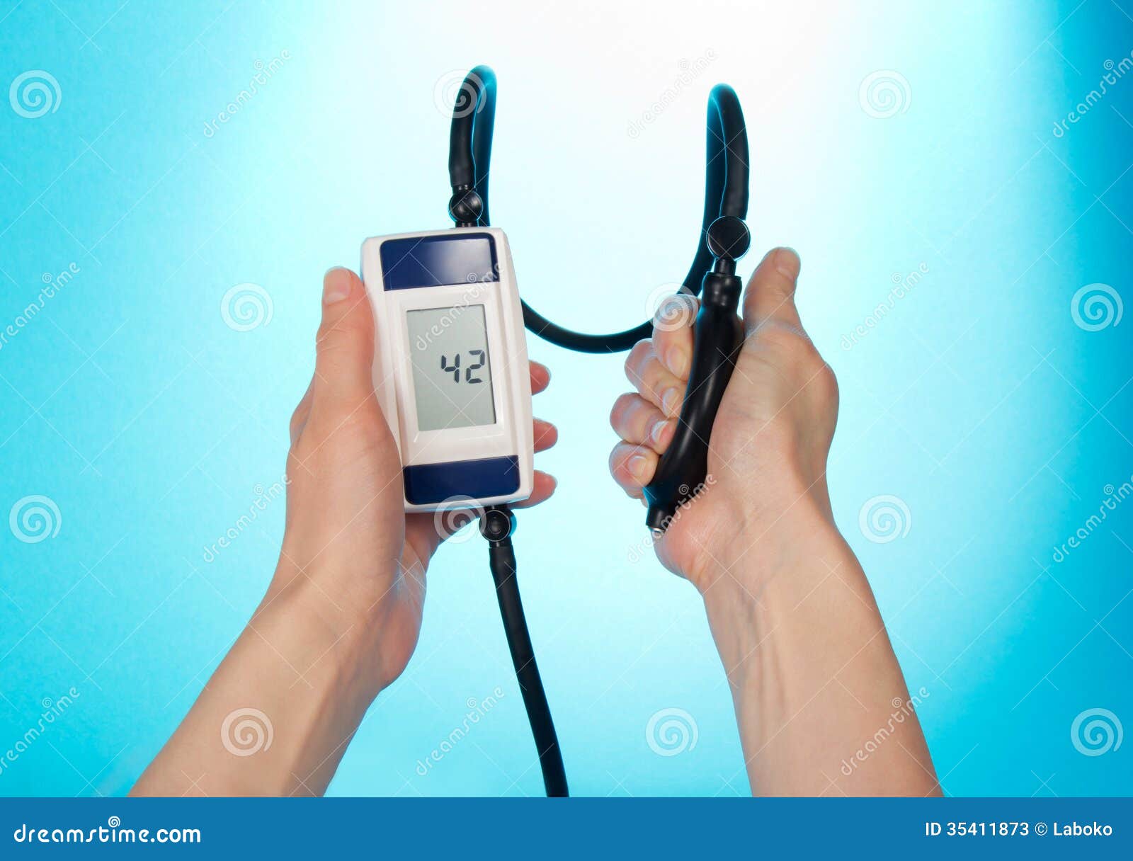 Il Processo Di Misurazione Della Pressione Sanguigna Immagine Stock ...