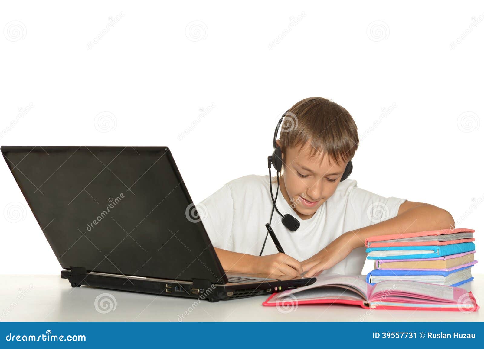 Il Ragazzo Sta Facendo Il Compito Immagine Stock - Immagine di ...