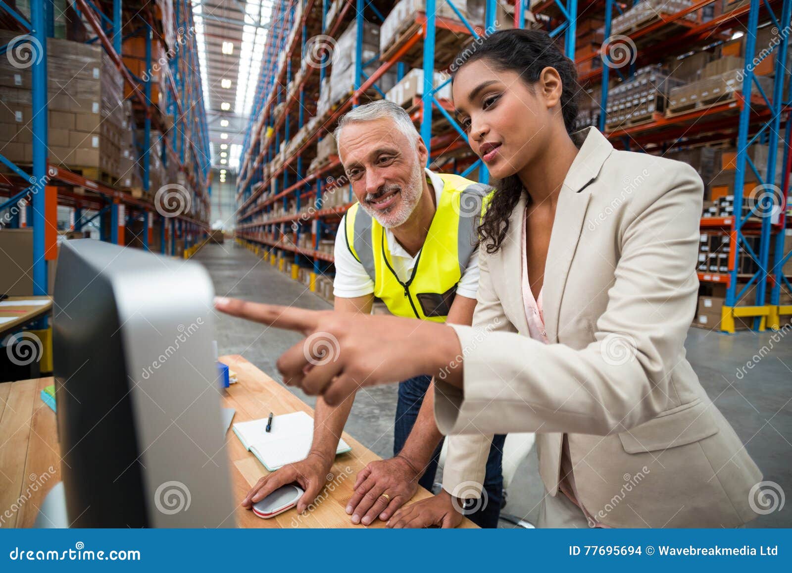 Il Responsabile Ed Il Lavoratore Stanno Guardando Un Computer ...