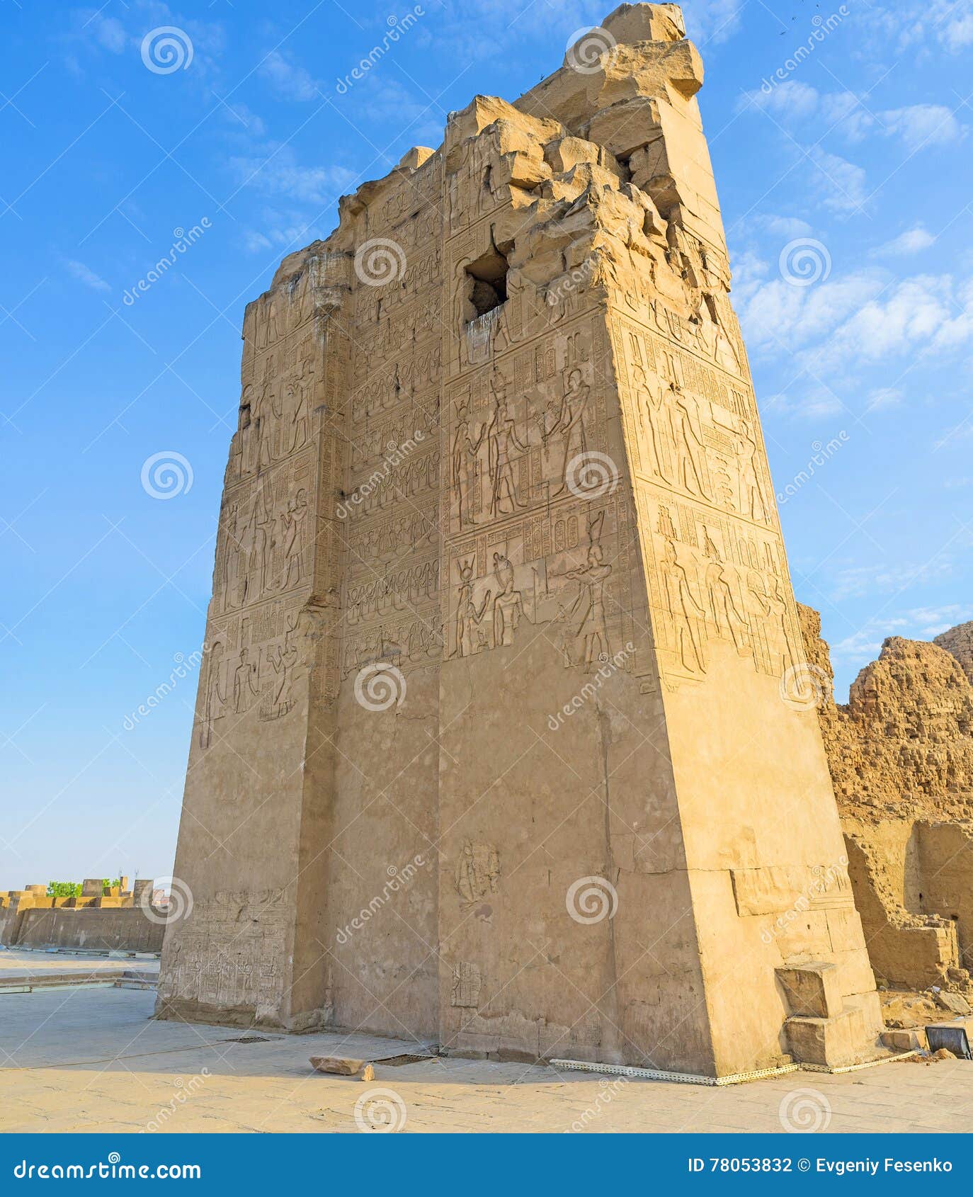 Il Resti Di Grande Pilone Di Kôm Ombo Fotografia Stock - Immagine di ...